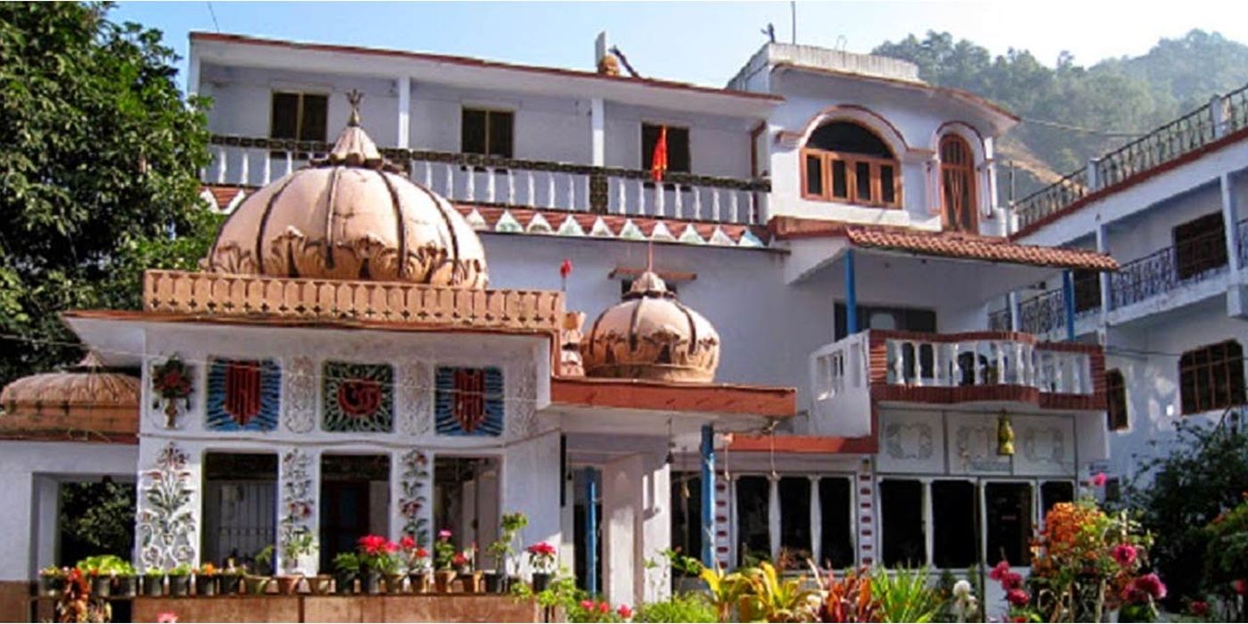 10 Best Rishikesh Ashrams for Yoga and Meditation, Rishikesh Yoga Class