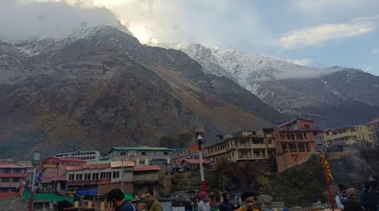 Season's first snowfall in Badrinath - WildHawk